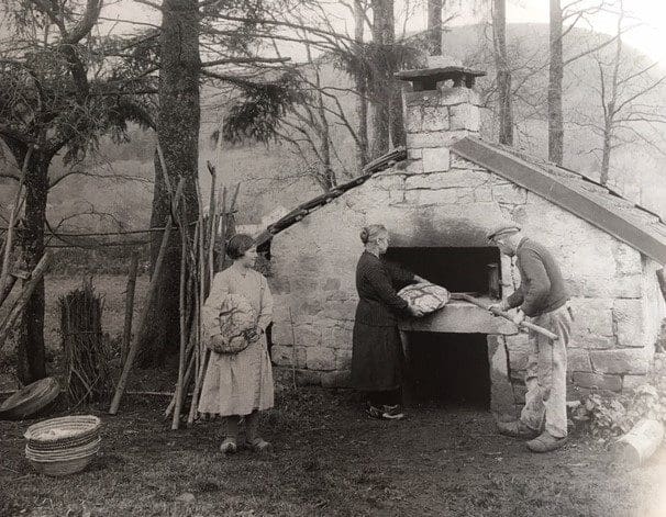 Pain Quotidien: Images of Bakers in Medieval France - Different Visions